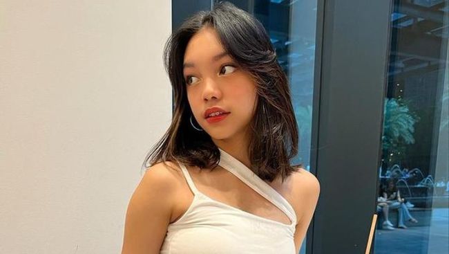 Gaya Hangout Modis untuk Tubuh Petite Ala Naura Ayu