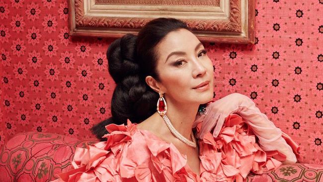 Terlihat Glamor dan Awet Muda di Usia 60 Tahun, Michelle Yeoh Tampil ...
