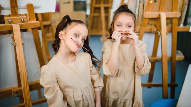 Punya Anak Kembar, Ini Cara Merawatnya dengan Baik Tanpa Membedakan