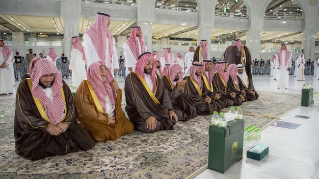 Momen Langka, Imam Masjidil Haram Sujud Sahwi saat Tarawih Momen Langka, Imam Masjidil Haram Sujud Sahwi saat Tarawih