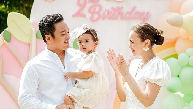 7 Potret Cara Rose Anak Rianti Cartwright di Usia 2 Tahun, Curi ...