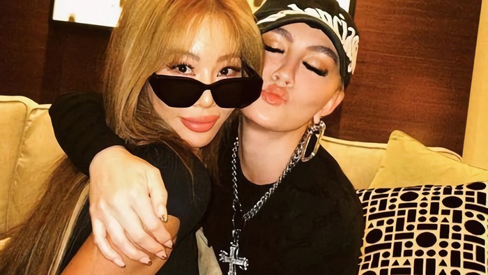 Akhirnya Bertemu, Agnez Mo dan Jessi Tampil Kompak dengan Outfit Serba Hitam!