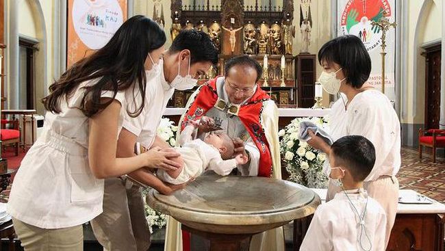 8 Momen Khidmat Pembaptisan Baby Archie Anak Marcel Chandrawinata
