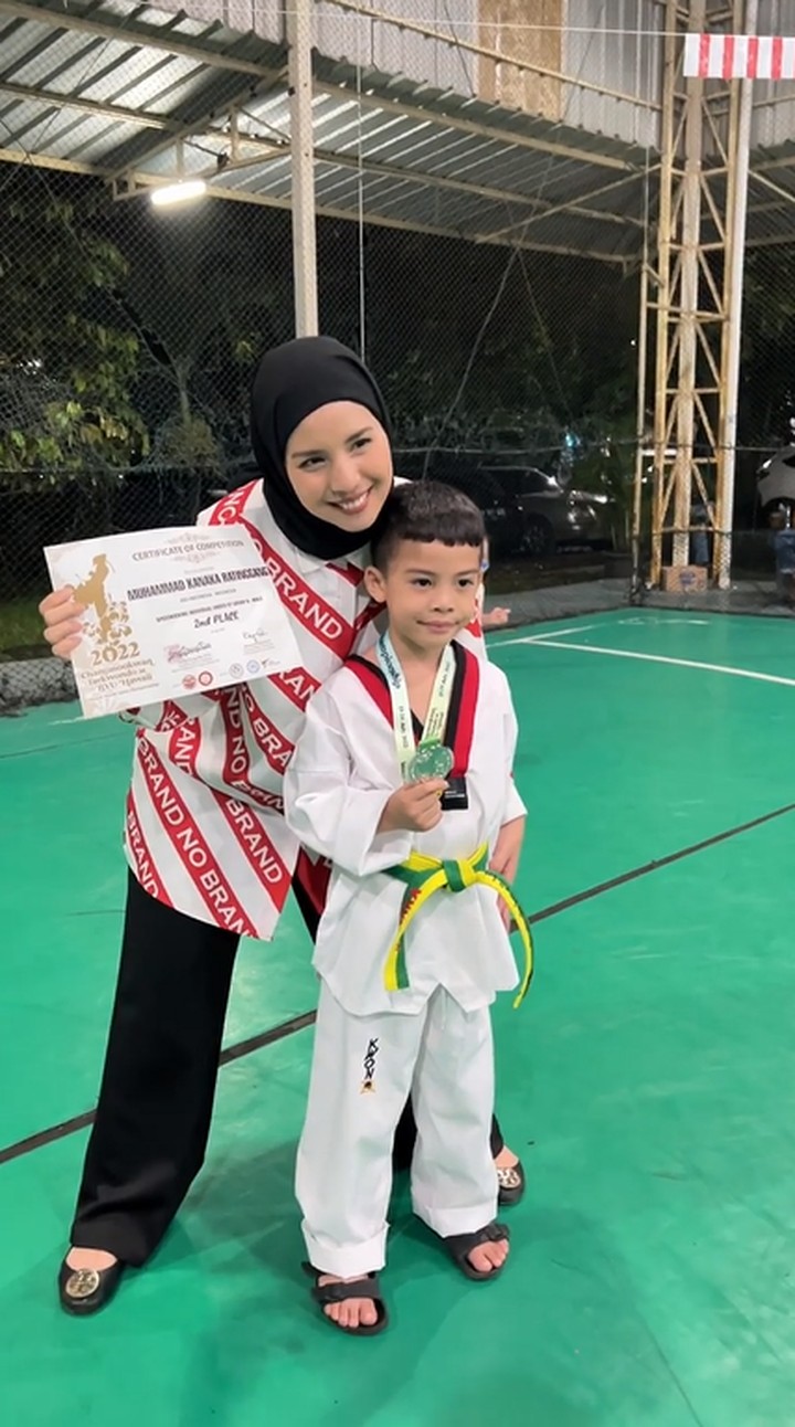 7 Potret Anak Tya Ariestya Ikuti Jejak jadi Atlet Taekwondo, Bikin Sang ...