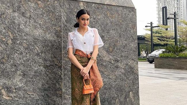 Ramai Tren Berkain, Begini Padu Padan Kain Wastra Favorit Artis Indonesia