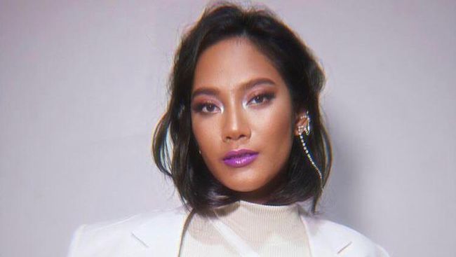 Pilih Tak Menggubris Standar Kecantikan, 4 Aktris Populer Ini Cantik ...