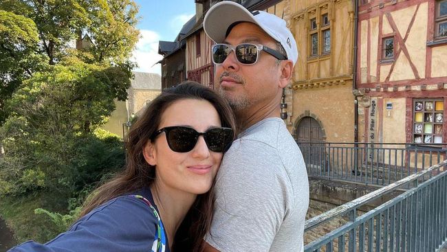 7 Potret Julie Estelle Ajak Suami Pulang Kampung ke Prancis - Foto 1