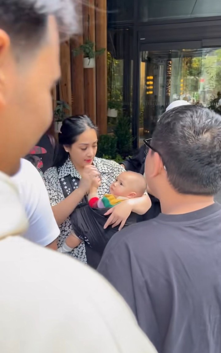 5 Potret Nagita Slavina Gendong 'Cipung' Rayyanza di New York - 3