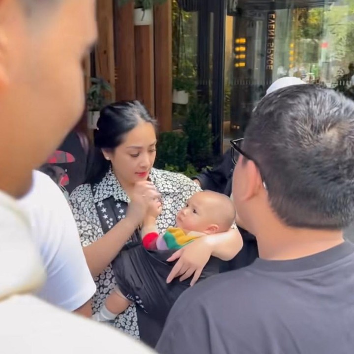 5 Potret Nagita Slavina Gendong 'Cipung' Rayyanza di New York - Foto 1 5 Potret Nagita Slavina Gendong 'Cipung' Rayyanza di New York - Foto 1