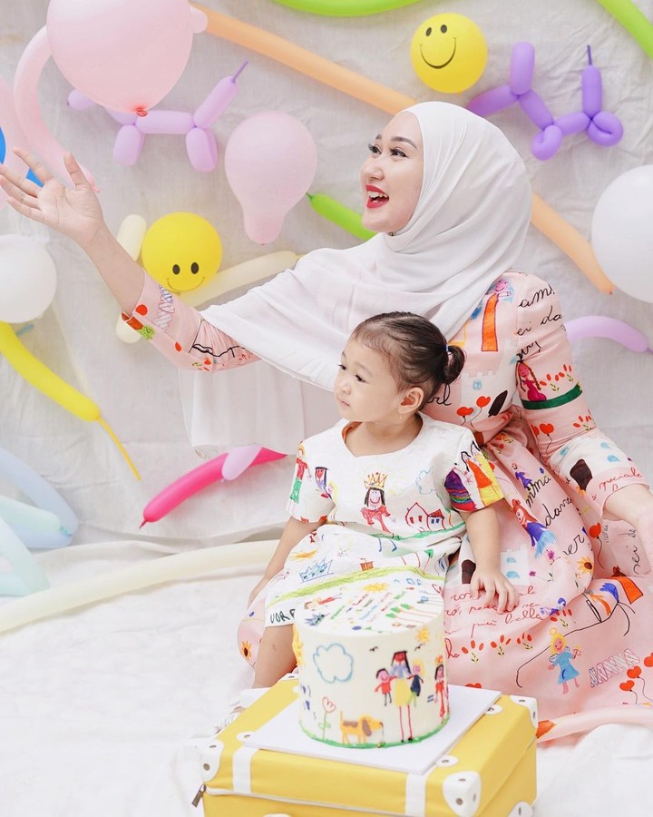 7 Potret Ulang Tahun Ke-2 Putri Dian Pelangi, Gemas Bertema Doodle - 3