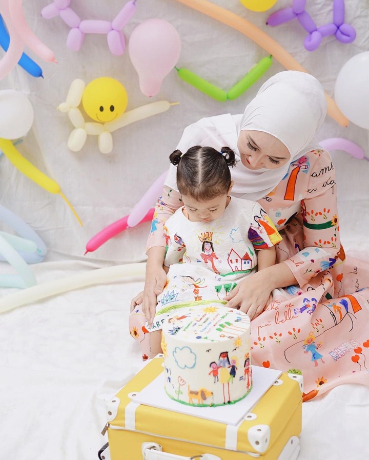 7 Potret Ulang Tahun Ke-2 Putri Dian Pelangi, Gemas Bertema Doodle - 6