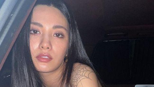 Nana After School Asyik Pamer Tubuh Penuh Tato di Pinggir Kolam