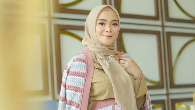 7 Potret Kehamilan Sheza Idris, Akui Bayinya Aktif Banget Bun - Foto 1