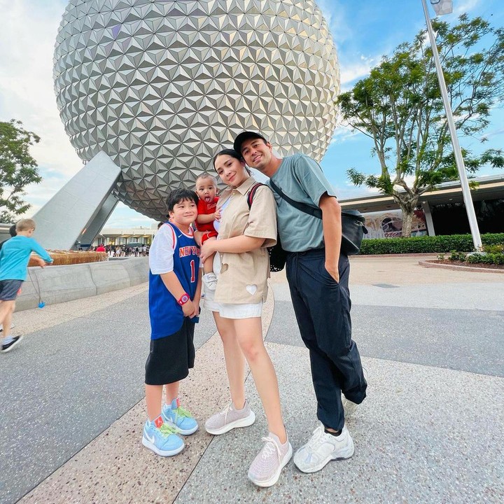 7 Potret Rayyanza Cipung dan Rafathar Jalan-jalan di Disneyland - Foto 1 7 Potret Rayyanza Cipung dan Rafathar Jalan-jalan di Disneyland - Foto 1