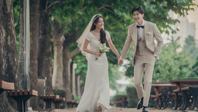 6 Foto Bahagia 'Pernikahan' Yoona SNSD & Lee Jong Suk bak Pengantin Baru