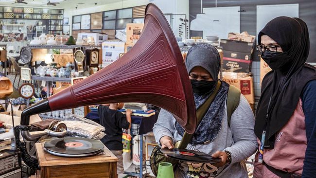 FOTO: Berburu Barang Antik di Indonesia Vintage Festival