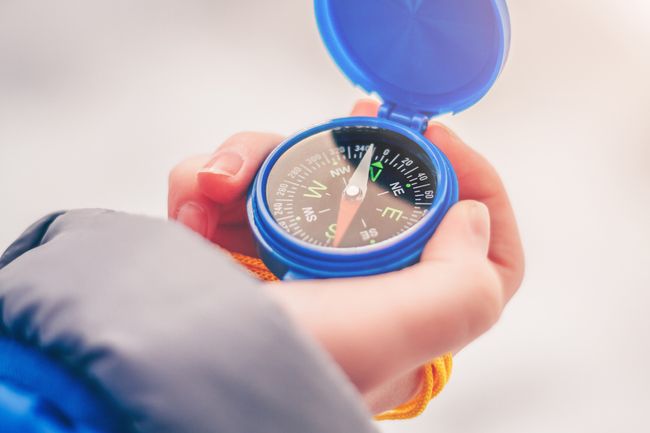 Cara Menggunakan Kompas yang Bisa Diajarkan ke Si Kecil, Mudah Banget Bun!