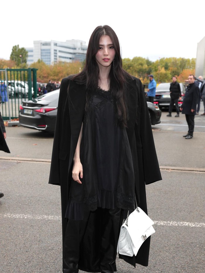 Potret Han So Hee Saat Menghadiri Balenciaga Show Di Paris Fashion Week Sempat Berpose Dengan