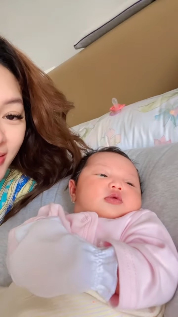 7 Potret Anak Ketiga Zaskia Gotik, Nama dan Wajahnya Terungkap saat Aqiqah - 7