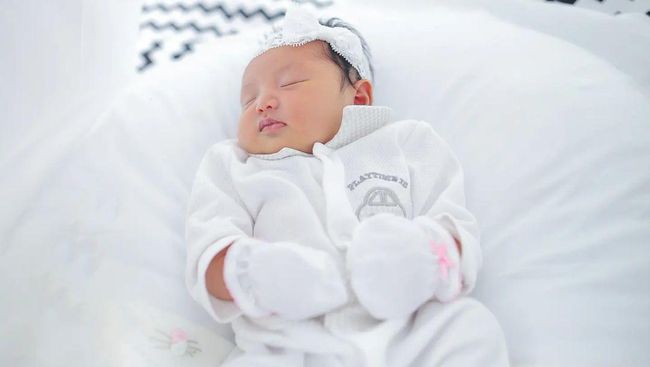 7 Potret Anak Ketiga Zaskia Gotik, Nama dan Wajahnya Terungkap saat Aqiqah - Foto 1