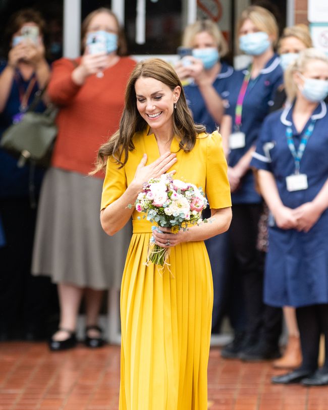 Inspirasi Tampil Ceria dan Anggun ala Kate Middleton dengan Dress Kuning