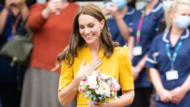 Inspirasi Tampil Ceria dan Anggun ala Kate Middleton dengan Dress Kuning