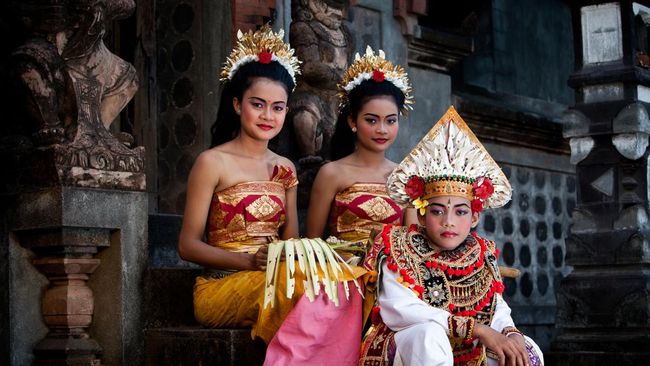 Mengenal 5 Jenis Baju Adat Bali: Nama, Keunikan dan Makna di Baliknya Mengenal 5 Jenis Baju Adat Bali: Nama, Keunikan dan Makna di Baliknya