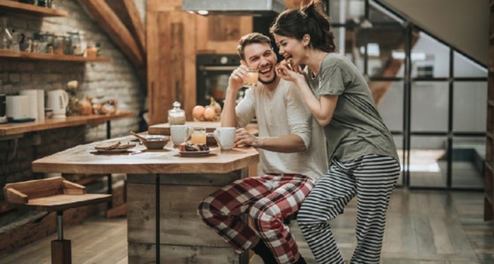 4 Posisi Seks di Atas Kursi untuk Variasi Gaya Bercinta, Ajak Suami Eksekusi Malam Ini Bun