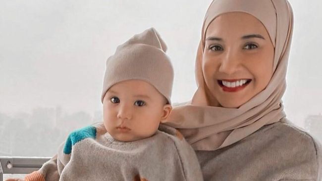 7 Potret Menggemaskan Zaskia Sungkar Kembaran Baju dengan Sang Anak ...