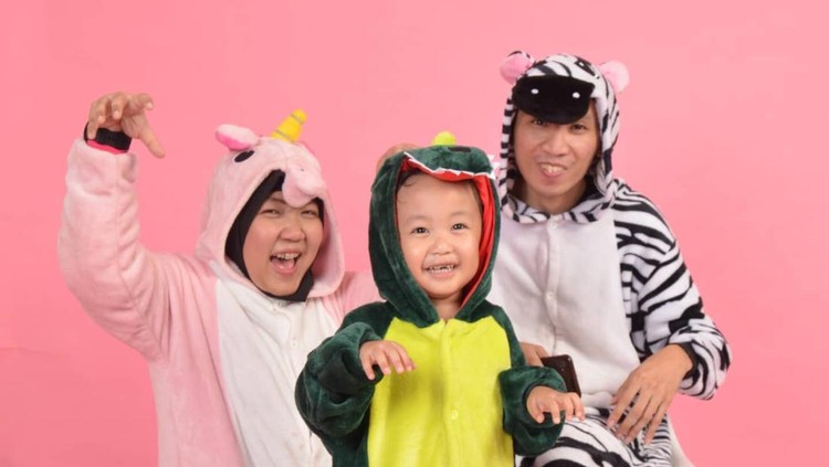 Cerita Komika Dani Aditya & Istri Ajarkan Anak Bangga dengan ... Cerita Komika Dani Aditya & Istri Ajarkan Anak Bangga dengan ...