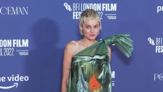 Potret Gaya Nyentrik Emma Corrin Aktris yang Pernah Memerankan Putri ...