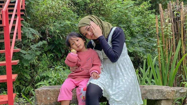 5 Potret Putri Delina Liburan Bareng Bintang, Wajah Imut Sang Adik Curi ...