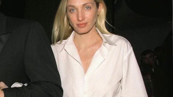 Jadi Panutan Kaia Gerber, Gaya Carolyn Bessette-Kennedy Pancarkan Aura ...