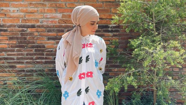 7 Potret Terbaru Putri Anne Istri Arya Saloka, Gaya Berhijabnya Bisa ...