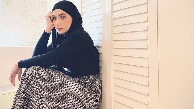 Inspirasi OOTD Hijab dari 7 Potret Putri Anne Istri Arya Saloka, Cantik ...