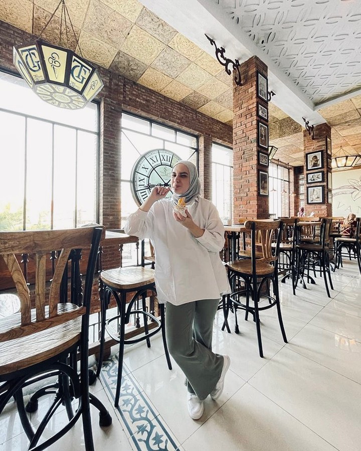 Inspirasi OOTD Hijab dari 7 Potret Putri Anne Istri Arya Saloka, Cantik ...