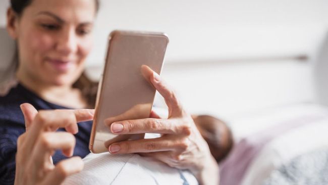 Ketahui Bahaya Menyusui Sambil Main Handphone, Waspadai Efek Sampingnya ...