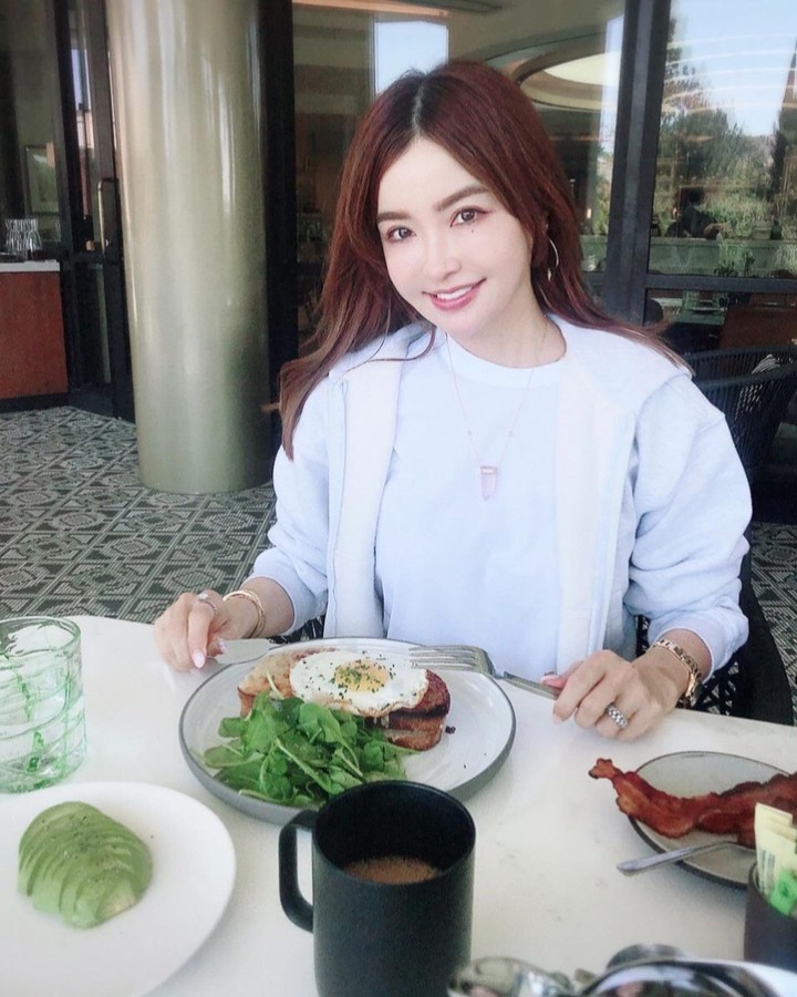 7 Potret Model Jepang Risa Hirako Awet Muda di Usia 51 Tahun, Ini Rahasianya - 5