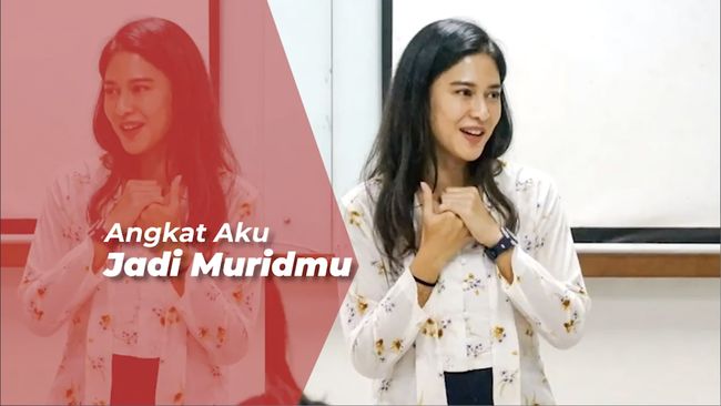 Stylish Abis Gaya Dian Sastro Saat Menjadi Dosen Tuai Pujian