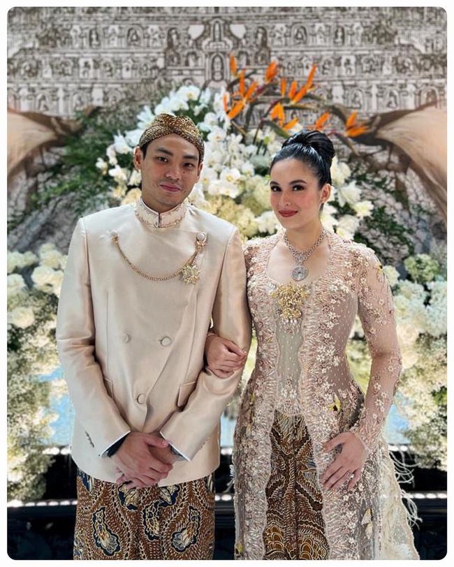 Detail Gaya Lamaran Chelsea Islan dan Rob Clinton Perpaduan Elegan Adat ...