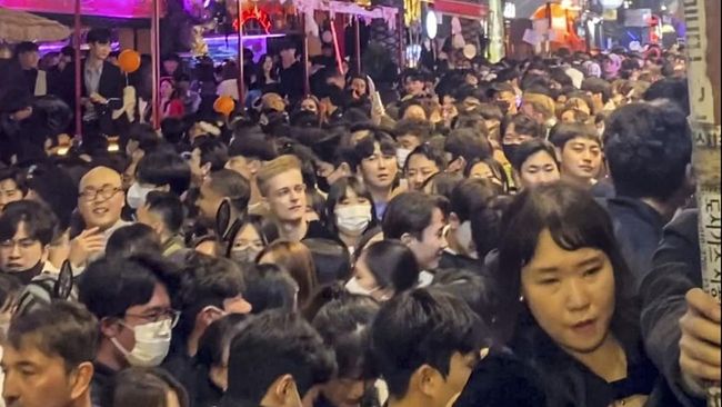 Puluhan Ribu Orang Berdesakan Saat Tragedi Halloween Itaewon ... Puluhan Ribu Orang Berdesakan Saat Tragedi Halloween Itaewon ...