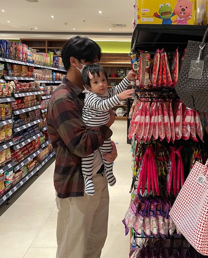 7 Potret Nakeya, Anak Bungsu Nola B3 Dimomong Tiga Kakaknya Main di ...