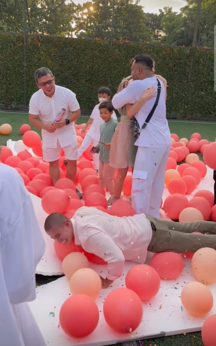 7 Potret Keseruan Gender Reveal Mikaila Patritz, Suami Harus Push Up ... 7 Potret Keseruan Gender Reveal Mikaila Patritz, Suami Harus Push Up ...