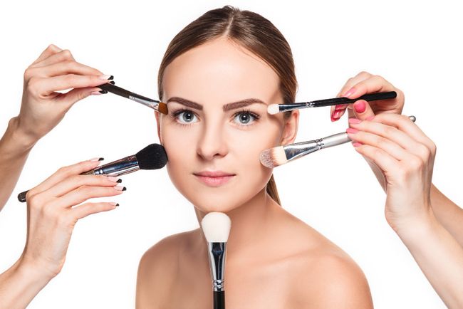 Tidak Bikin Wajah Jadi 'Berat', Ini 8 Tahapan Makeup Simpel untuk ...