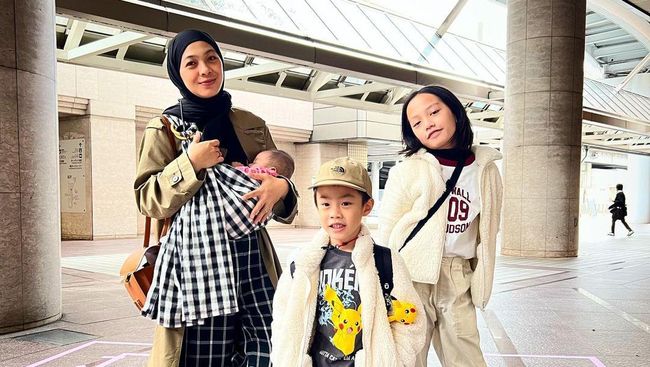 7 Potret Keluarga Omesh dan Dian Ayu Liburan Usai Pandemi, Baby Bulan ...
