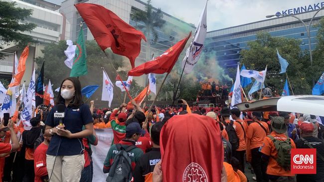 Buruh Demo Kemenaker: Tuntut Naik Upah 13 Persen