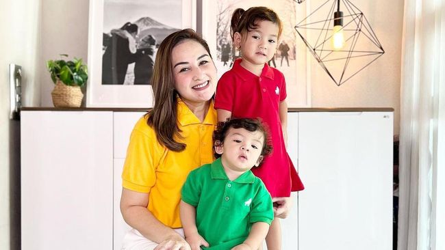 7 Potret Mona Ratuliu Kenang Momen Menyusui Tandem Buat Anak dan ...