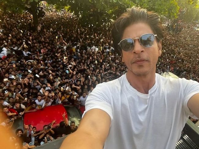 Beragama Islam, Shah Rukh Khan Pertama Kali Salat Karena Momen ...