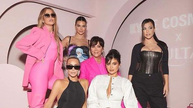 Aksi Kompak Keluarga Kardashian Tiru Tampilan Kris Jenner! Rayakan ...