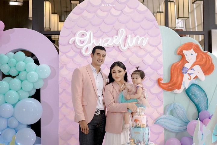 7 Potret Ultah Pertama Guzel Anak Ali Syakieb, Sering Disebut Boneka Barbie - 1